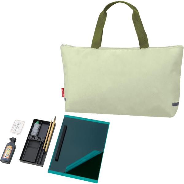 小学生の通学利用を想定したシンプルな書道セットです。反射板とネームホルダーで安心。空気穴で内部のムレを軽減。肩掛けと手提げの両対応で持ち運びしやすく、授業やおけいこに最適。必要な用具が揃ってすぐに始められます。【安全・快適】反射板・内側ネー...