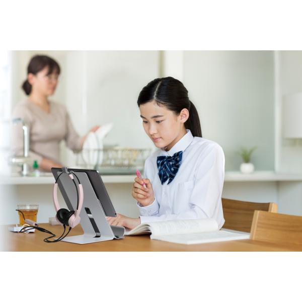 タブレット、スマートフォン、ヘッドセットなどをすっきり収納最大13.5インチ タブレット対応。タテ・ヨコでスタンド可能ケーブル等の保持に便利なマグネット内蔵のフレキシブルケーブルクリップ2個付【目安保持荷重】J型トレー ・L型トレー 各約7...