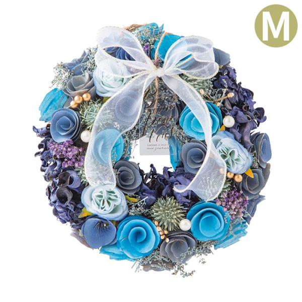 アクアや深水色の重厚な色合い。上品に輝くラグジュアリーリース。【透明プレートの訳】Bienvenue：ようこそPour Vous：あなたのためにGARDONS LE SOURIRE：笑顔でいようune journee：1日【サイズ】約幅24...