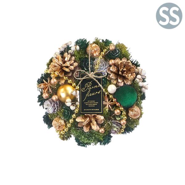 深みのある色合いのベロア生地と、繊細にきらめくゴールドが特徴のリース。王族の歴史と関わりが深いエメラルドカラー。金のチェーンが高級感のアクセントに。【プレートの訳】PROMENADE：さんぽParmi fleurs：花たちに囲まれてPETI...