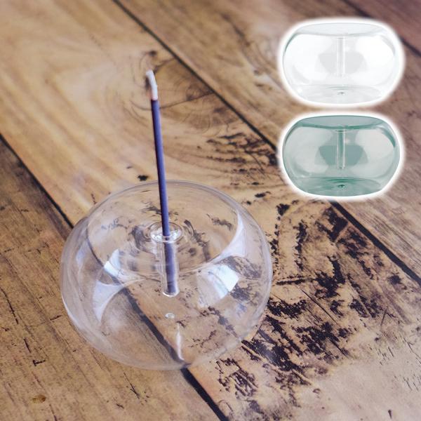 ゆるやかなガラスの曲線に、心がほぐれる。まるでオブジェのような、コロンとしたフォルムのガラスが印象的なインセンスホルダー。性別を問わず好まれるデザインなので、ギフトにもおすすめです。【サイズ】約直径70×高さ40mm、穴内径：約直径3mm【...