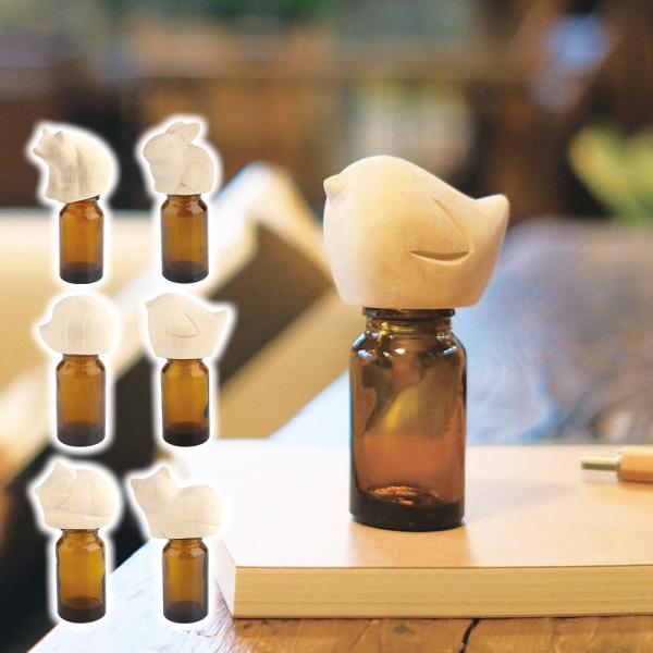 火も水も電気も使わない、手軽なアロマの楽しみ方。精油を付属の瓶に入れ、そっと傾けるだけでアロマが優しく香ります。広がりすぎない香りで、アロマ初心者の方や大切な方へのギフトにもおすすめです。【サイズ】キャップサイズ：・ベアー約幅40×奥行30...