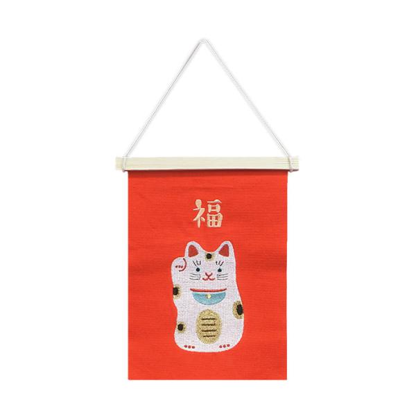 今っぽいインテリアにぴったりの刺繍タペストリー。木製バー・紐付きですぐに使用可能（フックやピンは付属していません）。使わない時は、くるくる丸めてコンパクトに保管できます。鮮やかな赤色がパッと目を引く、招きねこのデザイン。小ぶりなのでちょっと...