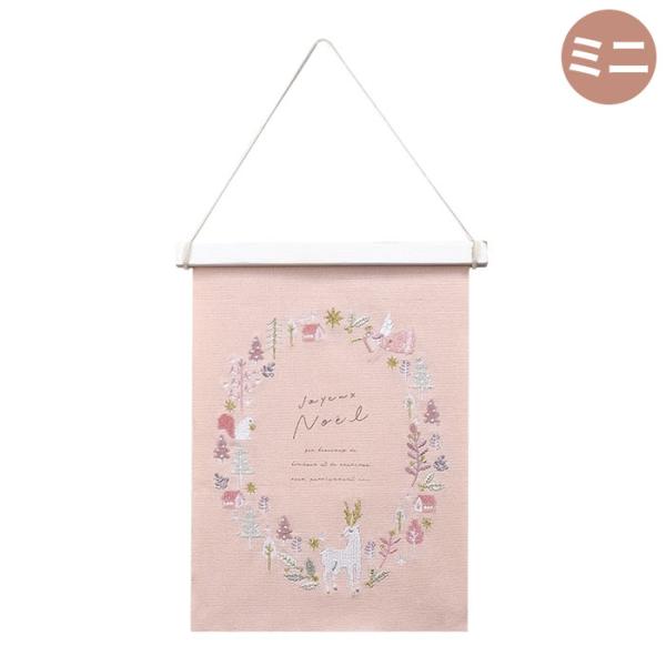 今っぽいインテリアにぴったり！手軽に季節を演出できる刺繍タペストリー。木製バー・紐付きですぐに使用可能（フックやピンは付属していません）。使わない時は、くるくる丸めてコンパクトに保管できます。クリスマスの森をイメージした柄の、繊細な刺繍がき...