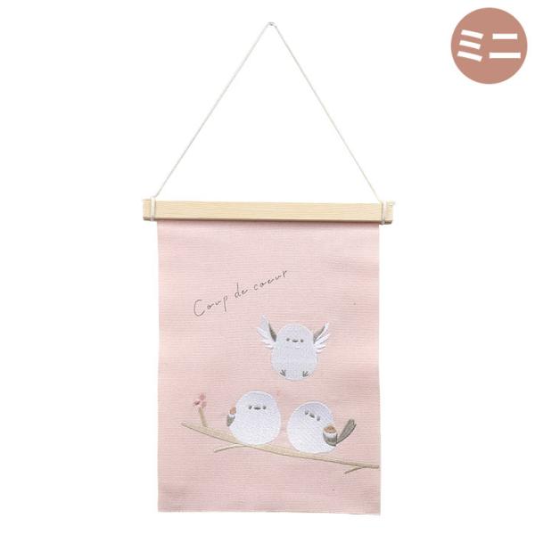 今っぽいインテリアにぴったり！手軽に季節を演出できる刺繍タペストリー。木製バー・紐付きですぐに使用可能（フックやピンは付属していません）。使わない時は、くるくる丸めてコンパクトに保管できます。コロっとしたフォルムのシマエナガ。たくさん集まっ...