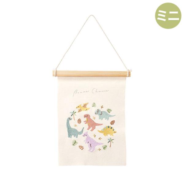 今っぽいインテリアにぴったりの刺繍タペストリー。木製バー・紐付きですぐに使用可能（フックやピンは付属していません）。使わない時は、くるくる丸めてコンパクトに保管できます。出し入れ簡単なタペストリーで、お子様も喜ぶウォールデコレーションを♪B...