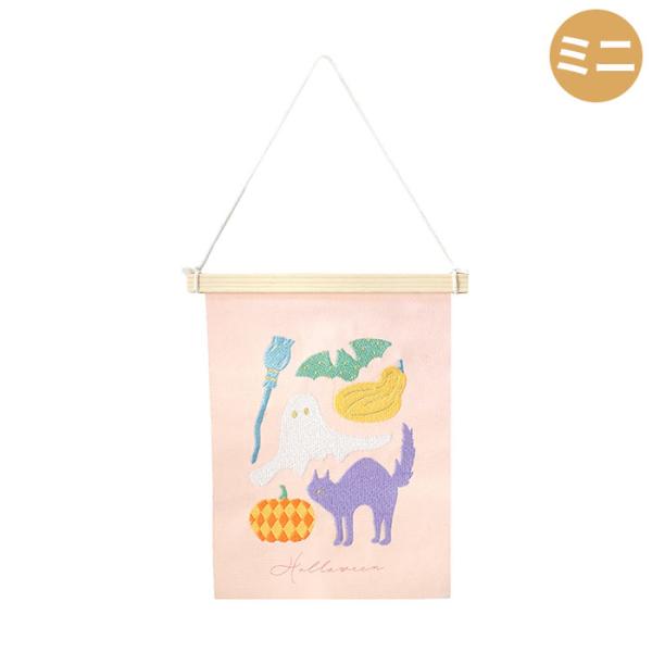 今っぽいインテリアにぴったり！手軽に季節を演出できる刺繍タペストリー。木製バー・紐付きですぐに使用可能（フックやピンは付属していません）。使わない時は、くるくる丸めてコンパクトに保管できます。やわらかなピンク色の生地に、砂糖菓子のようにカラ...