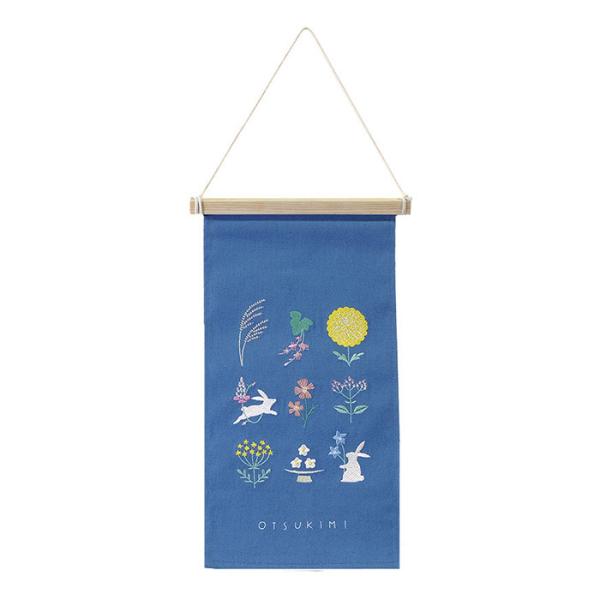 今っぽいインテリアにぴったり！手軽に季節を演出できる刺繍タペストリー。木製バー・紐付きですぐに使用可能（フックやピンは付属していません）。使わない時は、くるくる丸めてコンパクトに保管できます。秋の七草、薄(ススキ)・萩(ハギ)・女郎花(オミ...