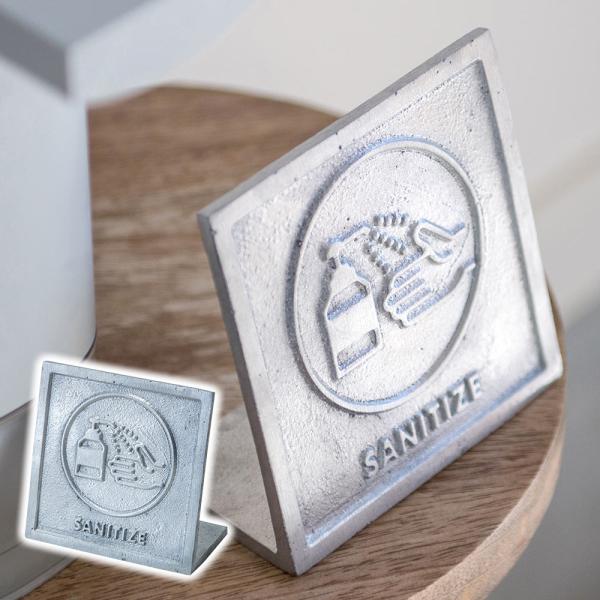 表示内容：SANITIZE（翻訳：消毒する）予防を促すイラストサイン。入口の消毒スペースやお手洗いに。【サイズ】約幅10×奥行5×高さ9.5cm【素材】アルミニウム【原産国】インド※入荷時期および個体によって色、柄、サイズ、形状が多少異なる...