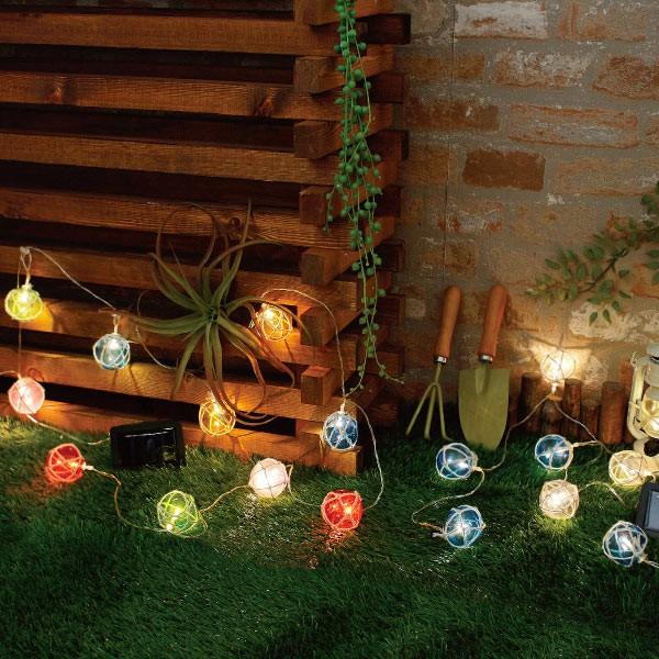 コロンとしたボールの中からふんわりと光るおしゃれなガーランドライト。インテリアやお庭のアクセントに。【サイズ】直径50×長さ約4000mm【素材】ポリスチレン※ソーラー部分は防滴対応です。完全防水ではございませんので、あらかじめご了承くださ...