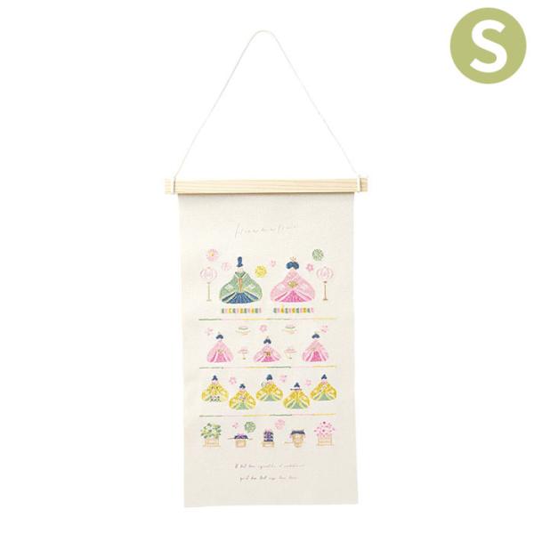 今っぽいインテリアにぴったり！手軽に季節を演出できる刺繍タペストリー。4段で豪華絢爛なデザインの雛飾り。タペストリーなら出し入れも簡単です♪木製バー・紐付きですぐに使用可能（フックやピンは付属していません）。使わない時は、くるくる丸めてコン...