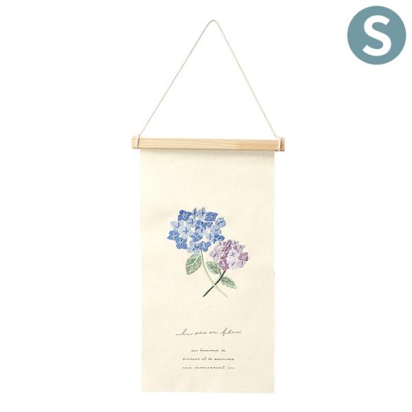 今っぽいインテリアにぴったりの刺繍タペストリー。木製バー・紐付きですぐに使用可能（フックやピンは付属していません）。使わない時は、くるくる丸めてコンパクトに保管できます。出し入れ簡単なタペストリーで、手軽にお花を楽しめます♪La vie e...