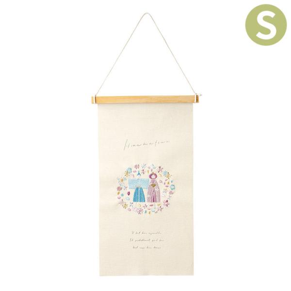 今っぽいインテリアにぴったり！手軽に季節を演出できる刺繍タペストリー。木製バー・紐付きですぐに使用可能（フックやピンは付属していません）。使わない時は、くるくる丸めてコンパクトに保管できます。雛飾りもタペストリーなら出し入れ簡単♪Hinam...