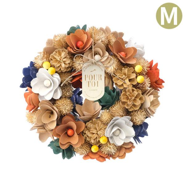 ハロウィン用にはもちろん、秋の季節を通して飾れるリース。はカラフルでこっくりとしたマットな色合い。親しみやすいかわいらしさもあり、季節を問わず使えそう♪【プレートの訳】LE JARDIN PLEIN DE COULEURS：色とりどりの花で...