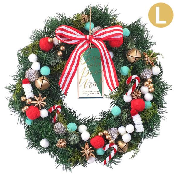 おもちゃ箱から飛び出したようなわくわく感のあるリース。クリスマスのモチーフをかたどったモールパーツをたっぷり使用。あたたかく手作り感あるクリスマスを演出します。【プレートの訳】Bienvenue：ようこそpour vous：あなたのためにg...