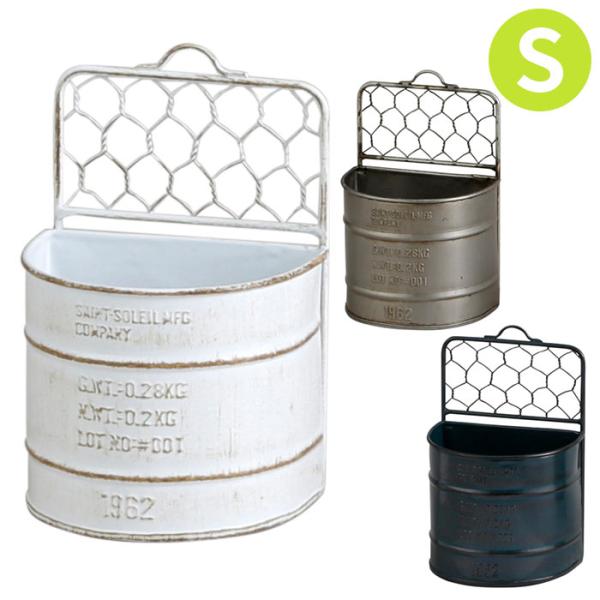 ドラム缶をアレンジしたイメージのメタルポットシリーズ。クールな配色とデザインが多肉植物にもピッタリ。男女問わず使えます。【サイズ】W10xD7.5xH16cm【素材】ブリキ、アイアン※この商品はアンティーク調仕上げとなっております。サビや塗...