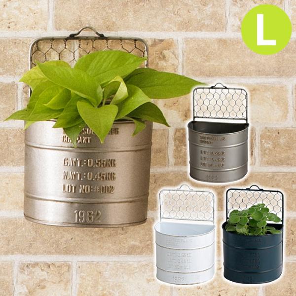 ドラム缶をアレンジしたイメージのメタルポットシリーズ。クールな配色とデザインが多肉植物にもピッタリ。男女問わず使えます。【サイズ】W14xD10.5xH21.5cm【素材】ブリキ、アイアン※この商品はアンティーク調仕上げとなっております。サ...