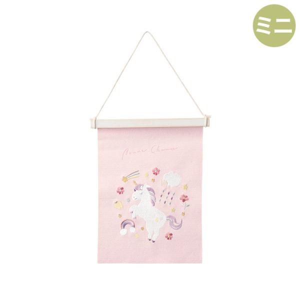 今っぽいインテリアにぴったりの刺繍タペストリー。木製バー・紐付きですぐに使用可能（フックやピンは付属していません）。使わない時は、くるくる丸めてコンパクトに保管できます。出し入れ簡単なタペストリーで、お子様も喜ぶウォールデコレーションを♪B...