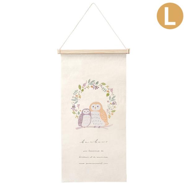 今っぽいインテリアにぴったり！手軽に季節を演出できる刺繍タペストリー。木製バー・紐付きですぐに使用可能（フックやピンは付属していません）。使わない時は、くるくる丸めてコンパクトに保管できます。縁起の良いモチーフとして人気のフクロウは、プレゼ...