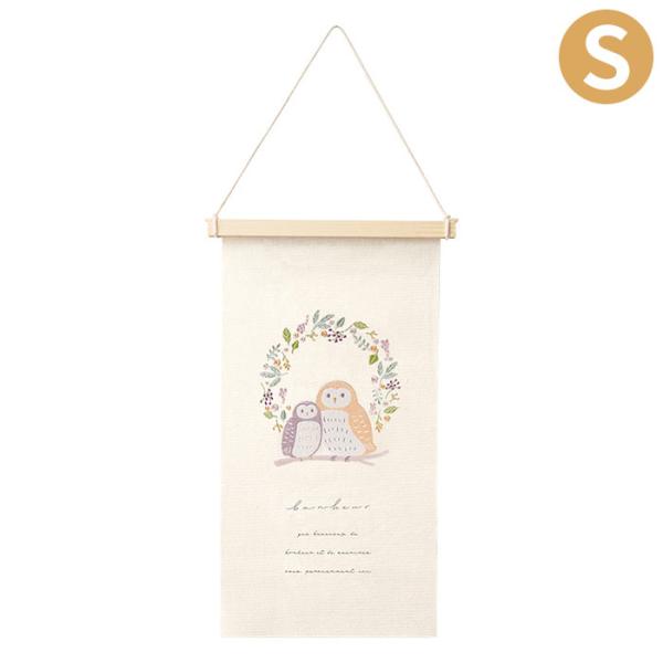 今っぽいインテリアにぴったり！手軽に季節を演出できる刺繍タペストリー。木製バー・紐付きですぐに使用可能（フックやピンは付属していません）。使わない時は、くるくる丸めてコンパクトに保管できます。演技の良いモチーフとして人気のフクロウは、プレゼ...