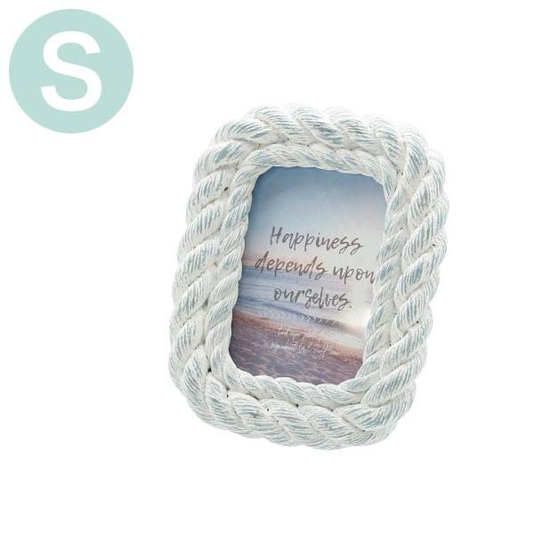 ロープが編まれたようなマリンテイストデザインのフォトフレーム。ほど良いアンティーク感で、西海岸スタイルにぴったりです♪【サイズ】104×20×130mm【素材】ポリレジン、MDF【タイロープ フォトフレーム スクエアー (S)】写真立て お...