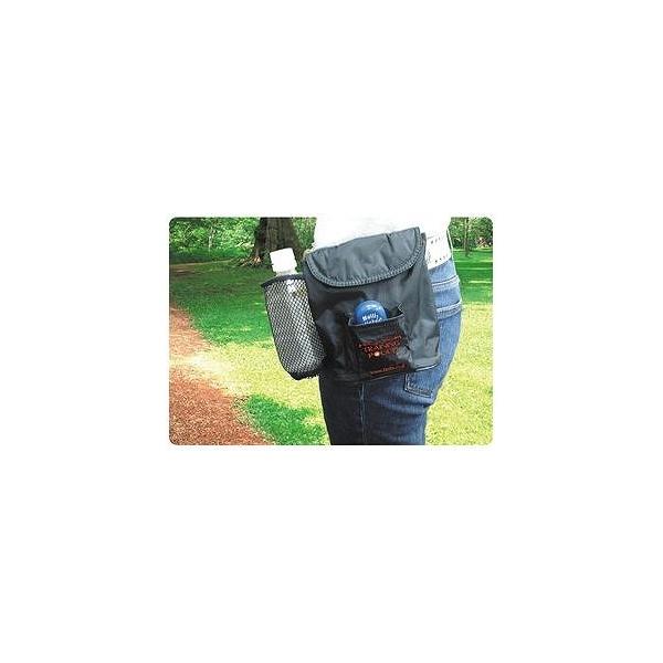 携帯用トリートポーチペットとの外出時やトレーニング時に便利で丈夫なトリートポーチ。 装着方法はベルトに直接引っ掛けるか、ベルト穴などにフックで吊り下げる2ウェイタイプ。収納タイプのサイドポケット付きで市販のペットボトルを入れられます。■サイ...