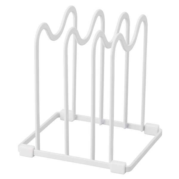 ●シンク・キッチン周りをすっきり収納鍋ブタ&amp;まな板スタンド ホワイト●丈夫なスチール製で粉体塗装・亜鉛メッキ加工でさびにくいのが特徴です●まな板を置ける他に置き場の困る調理中の鍋の蓋の一時置きとしても使えます●シンク下の鍋ふた収納に...