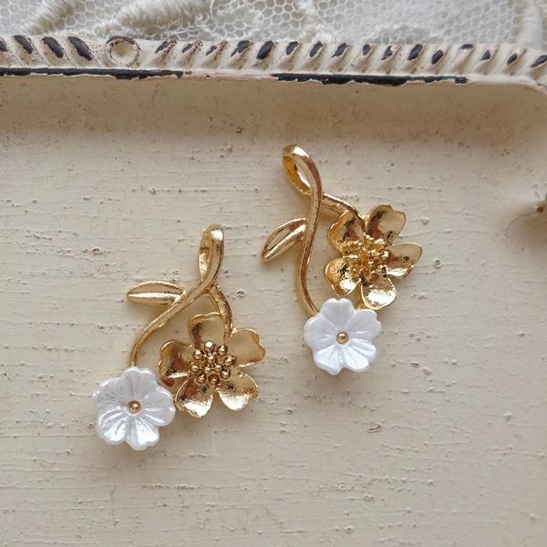 素敵なお花のチャームです。ループ部分が大きいので、チェーンに通すだけですぐにネックレスなどが完成します☆素材：合金（ニッケルフリー鍍金）＆アクリル製花パーツ※綺麗なパーツですが、メッキのざらつきなど見られる場合もございますが、その分も考慮し...