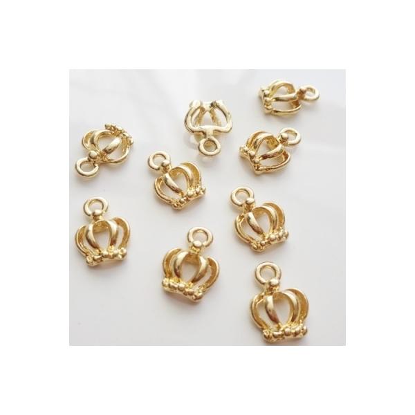 小さくてとても可愛いチャーム(*^▽^*)小さいのでレジンに封入することもできますし、もちろんそのままお使いいただけます☆5個セットと大変お買い得になっておりますよ〜♪♪♪【サイズ】王冠：9mm　【カラー】　ゴールド※5個セットのお値段です...