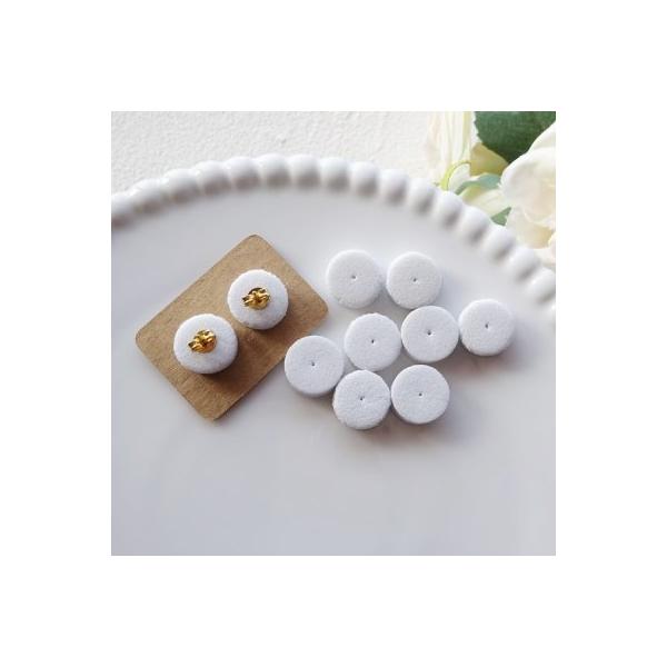 ピアスやイヤリングを固定するスポンジです。台紙から落下するのを防止する働きもありますし、中心に穴が開いていますので、ピアスをそのまま刺して、保存することも出来ます。台紙に固定したい場合は、両面テープなどは付いていませんので、ボンドなどで接着...