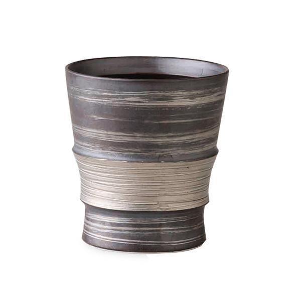 マットな質感と品のある銀色が重厚な印象を与えます。焼酎や日本酒を飲むときのカップとしてお使いいただけます。このカップは、保温性と保冷性を高めるため、底を高くしておいしさを保つよう作られています。また、分量がわかりやすいようにくぼみが付けられ...