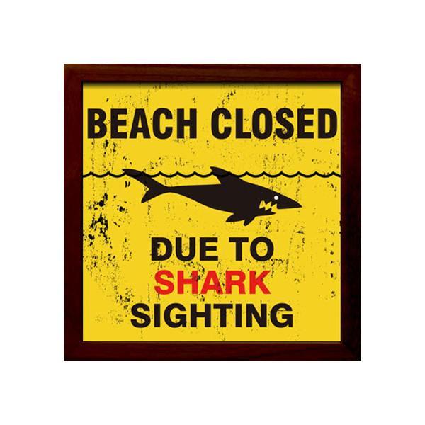 ヴィンテージ感がおしゃれなサインフレームです。 生産国:日本 素材・材質:MDF(化粧フィルム)・キャンバス 商品サイズ:W220×H220×D20mm 仕様:壁掛け・卓上両用フレームスタンド・説明書付き　※サプライヤー直送品　