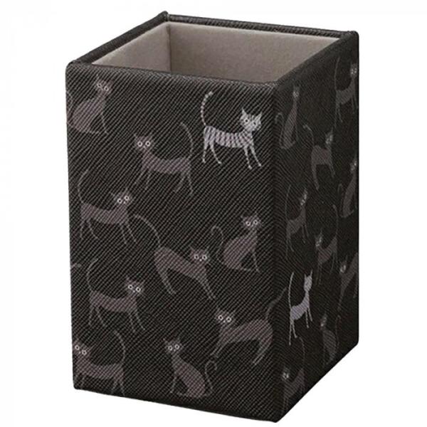 ねこ柄が描かれたお洒落なメガネスタンドです。 生産国:中国 素材・材質:合板、合皮 商品サイズ:(約)W54×D54×H93mm 重量:約84g 仕様:内貼り:グレー　※サプライヤー直送品　　