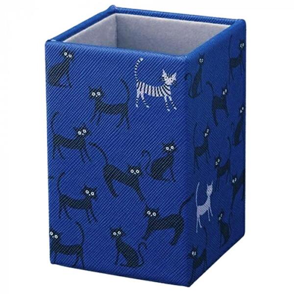 ねこ柄が描かれたお洒落なメガネスタンドです。 生産国:中国 素材・材質:合板、合皮 商品サイズ:(約)W54×D54×H93mm 重量:約84g 仕様:内貼り:グレー　※サプライヤー直送品　　