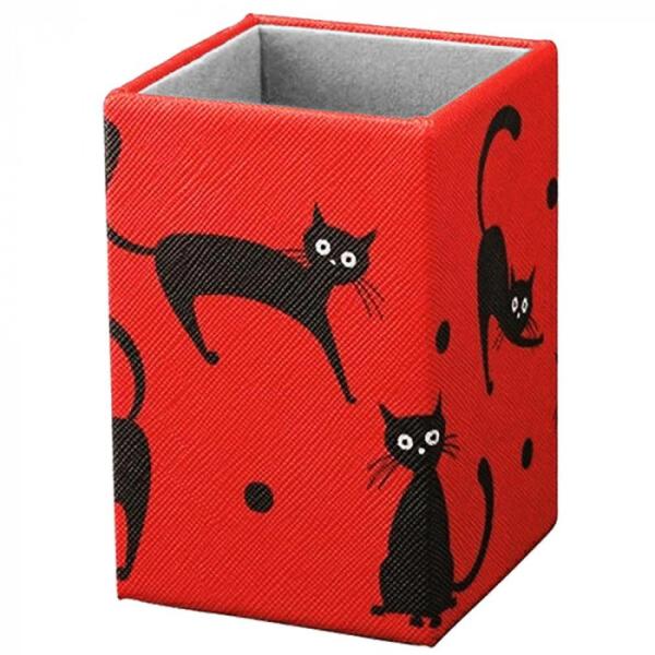 ねこ柄が描かれたお洒落なメガネスタンドです。 生産国:中国 素材・材質:合板、合皮 商品サイズ:(約)W54×D54×H93mm 重量:約84g 仕様:内貼り:グレー　※サプライヤー直送品　　