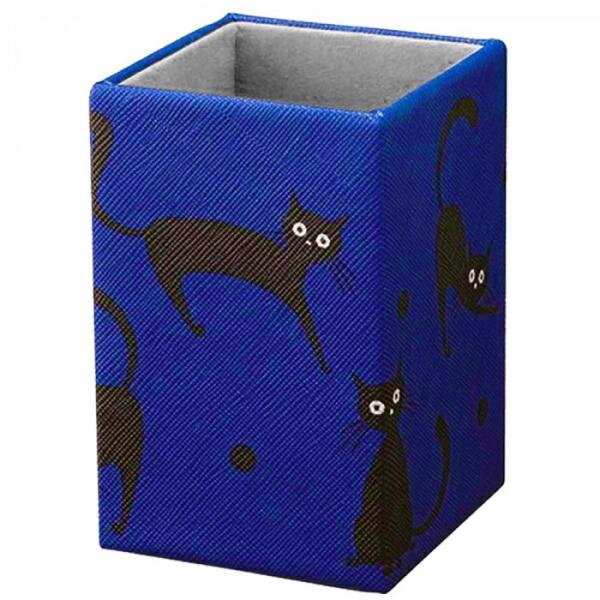 ねこ柄が描かれたお洒落なメガネスタンドです。 生産国:中国 素材・材質:合板、合皮 商品サイズ:(約)W54×D54×H93mm 重量:約84g 仕様:内貼り:グレー　※サプライヤー直送品　　