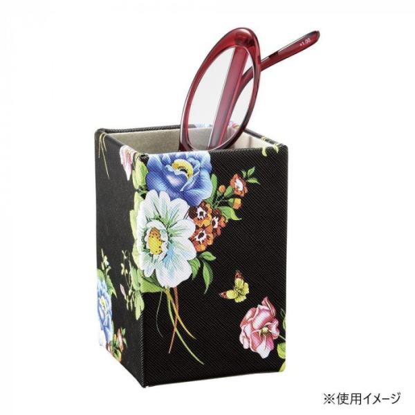 花柄のメガネスタンドです。 生産国:中国 素材・材質:合板、合皮 商品サイズ:W54×D54×H93mm 重量:84g 仕様:内貼り:グレー　※サプライヤー直送品　　