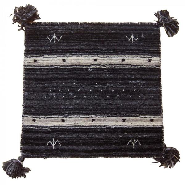 手機織機で丁寧に織り上げ、使用時間の経過とともに味わいが深まる「ギャッベ」。とても細くやわらかくやさしいタッチ感が魅力のウールを100%使用。冬はもちろん夏にも適しておりオールシーズンご使用いただけます。 生産国:インド 素材・材質:パイル...