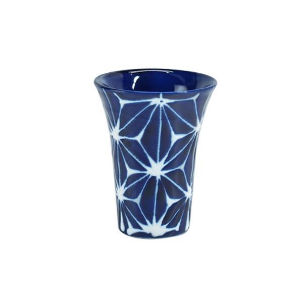 深海のような深い藍色が綺麗な「琉璃」。琉璃と白イッチンで一筆一筆手描きされた贅沢な品です。江戸切子にも似た日本の意匠の姿を感じさせます。アペリティフは食前酒のこと。お祝いの席やちょっとしたパーティーにおすすめです。 生産国:日本 素材・材質...