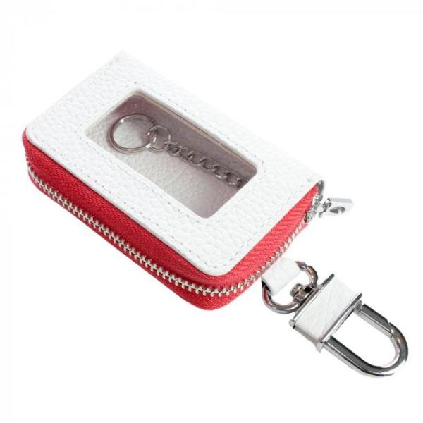 クリア窓からボタンが見えるので、スマートキーをケースに入れたまま操作が可能です。落下防止のため、ケース内にチェーンがついていて安心。 生産国:中国 商品サイズ:本体:約5×8×2cm、クリア窓サイズ:約2.5×5cm　※サプライヤー直送品　