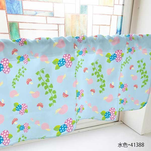 アジサイとかたつむりのデザインがポップで可愛らしいカフェカーテンです。梅雨の時期でも楽しめそうなデザインですね。 生産国:日本 素材・材質:ポンジ 商品サイズ:W800×H450mm　※サプライヤー直送品　　