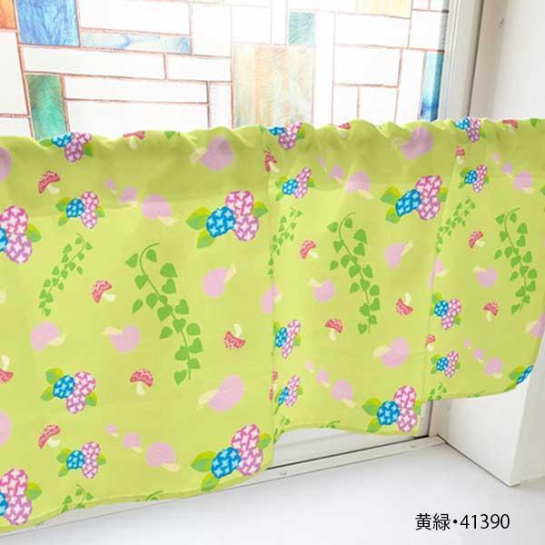 アジサイとかたつむりのデザインがポップで可愛らしいカフェカーテンです。梅雨の時期でも楽しめそうなデザインですね。 生産国:日本 素材・材質:ポンジ 商品サイズ:W800×H450mm　※サプライヤー直送品　　