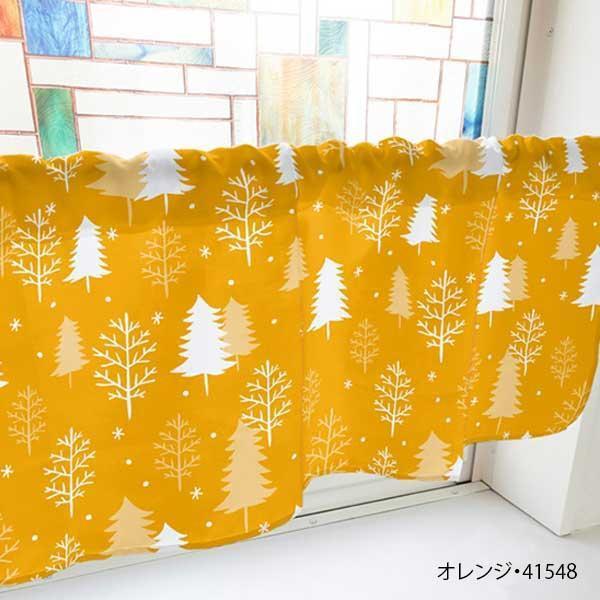 たくさんの木と雪のモチーフがデザインされたおしゃれなカフェカーテンです。 生産国:日本 素材・材質:ポンジ 商品サイズ:W800×H450mm　※サプライヤー直送品　　