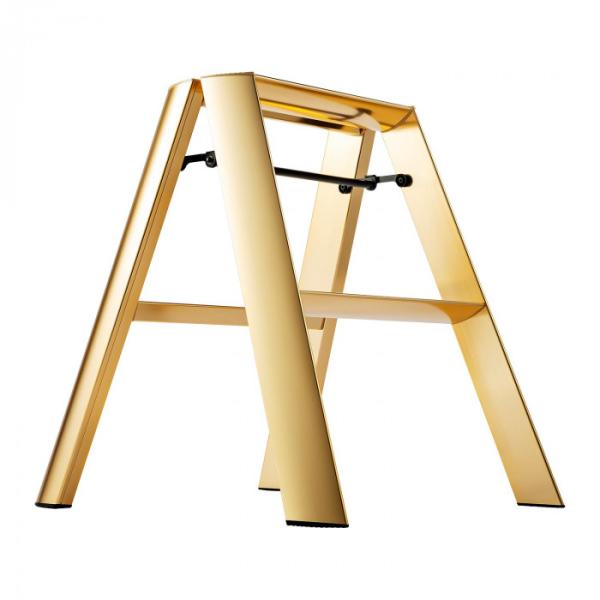 自立機能により、置き場所を選ばず、片付けは必要がありません。使いたい時にすぐに使える、いつでもそばに置ける踏台になっています。ワンタッチバーを上げるだけで簡単に折りたたみが可能です。幅が広く、滑りにくい波型ステップ。座ったり、ちょっとしたも...