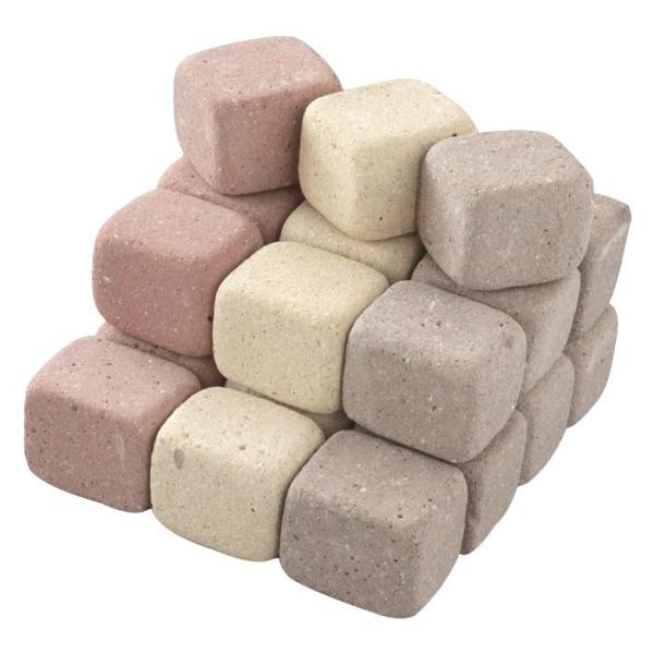 一般的なレンガの8分の1程度のミニタイプ。ベランダや箱庭ガーデン、小さな花壇などで扱いやすいサイズです。やや丸み帯びた優しいフォルムは、おもちゃのように手軽に並べられ、植物の鉢隠しや花台、インテリアのワンポイントにも利用できます。明るい赤色...