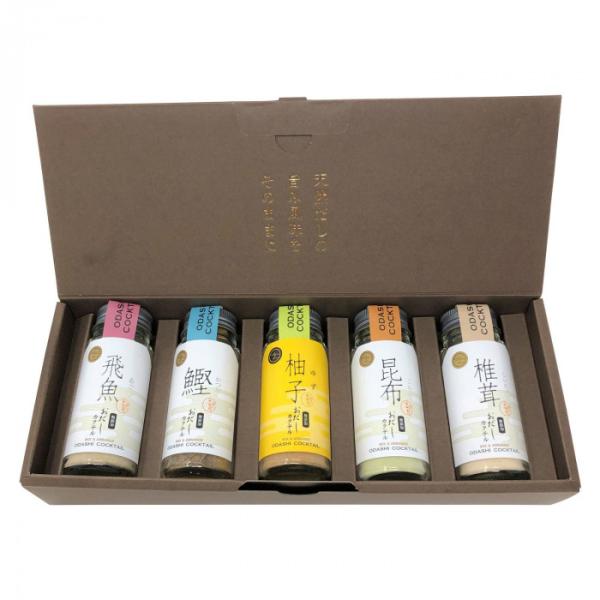 だしソムリエ認定講師が原料・産地にこだわり考案しました。「おだしカクテル」は厳選した原材料を粉砕せず、丁寧に丁寧に、優しくけずってできた天然無添加の削り粉です。旨み風味をそのまま生かす水冷臼式製法で仕上げているので芳醇で体にやさしいお味です...