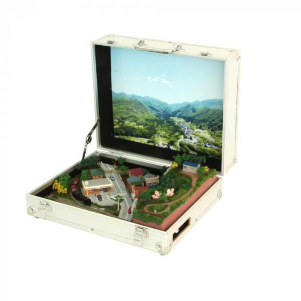 開いた瞬間ワクワクしそう!トランクの中に素敵な景色が広がります。 生産国:中国 素材・材質:ABS、POM、亜鉛合金、黄銅、他 商品サイズ:トランクサイズ(突起含まず):W35.5cm×D29cm×H13cm 仕様:対象年齢:15歳以上※車...