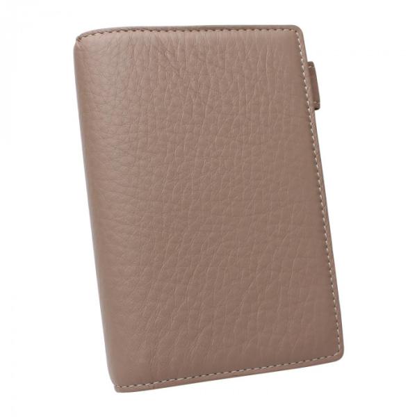 オフィスカジュアルにぴったりな、しなやかでセンスの良い雰囲気を演出します。お気に入りのアクセサリーを身につけるそんな気持ち良さを与えてくれる癒しの手帳です。 生産国:中国 素材・材質:牛 商品サイズ:H140×W95mm、中開き:W200m...