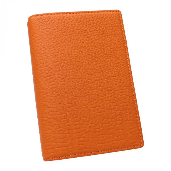 オフィスカジュアルにぴったりな、しなやかでセンスの良い雰囲気を演出します。お気に入りのアクセサリーを身につけるそんな気持ち良さを与えてくれる癒しの手帳です。 生産国:中国 素材・材質:牛 商品サイズ:H140×W95mm、中開き:W200m...