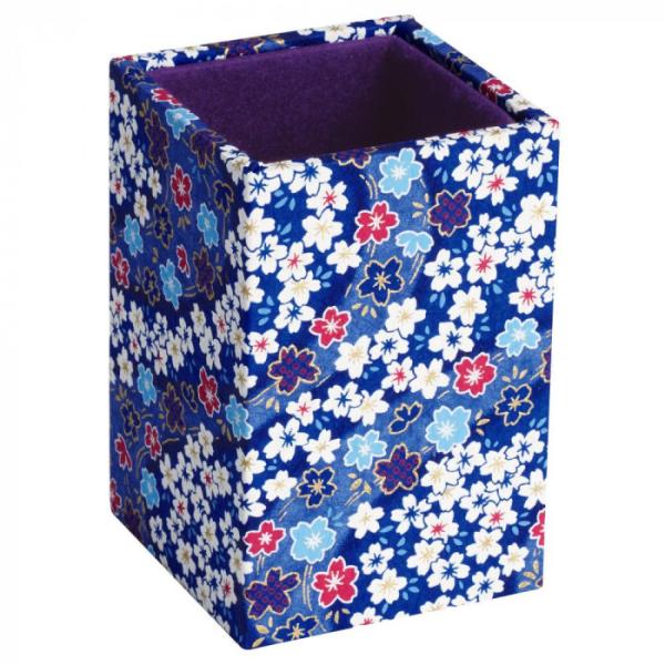 和柄のメガネスタンド。デスク上を彩るかわいいデザインです。 生産国:日本 素材・材質:ボール紙、和紙 商品サイズ:内寸:W54×D54×H96mm 重量:97g 仕様:内貼り:パープル　※サプライヤー直送品　　